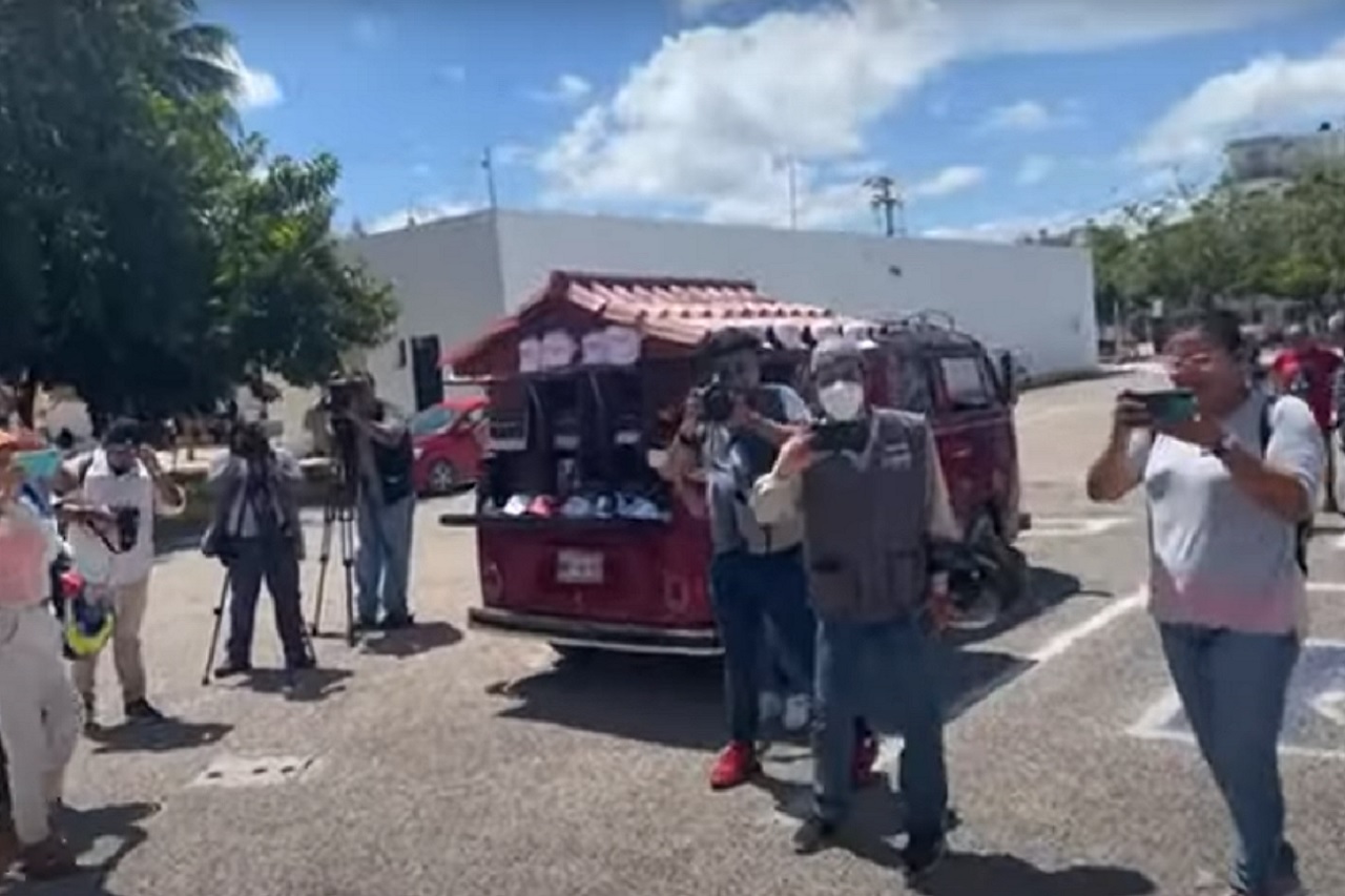 Gerardo Fernández Noroña presentó su “NoroñaBus”; conócelo • DobleFilo MX